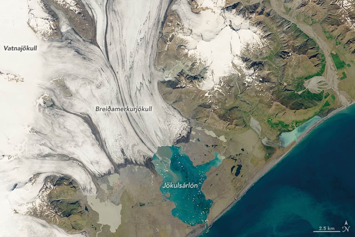 Volcanoes and Glaciers in Iceland - Geography Realm